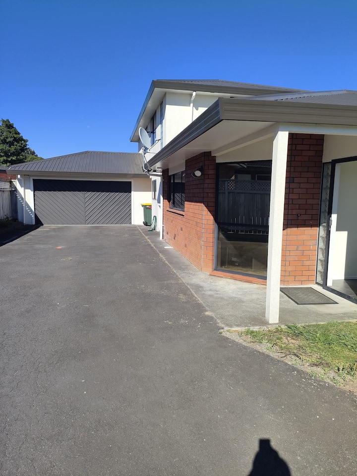 假日曙光 - New Plymouth