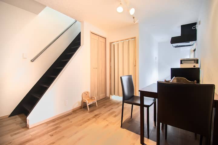 商店街近くの黒い外壁の一軒家/3寝室/浅草駅まで電車で5分/wi-fi/全室エアコン - Tokyo