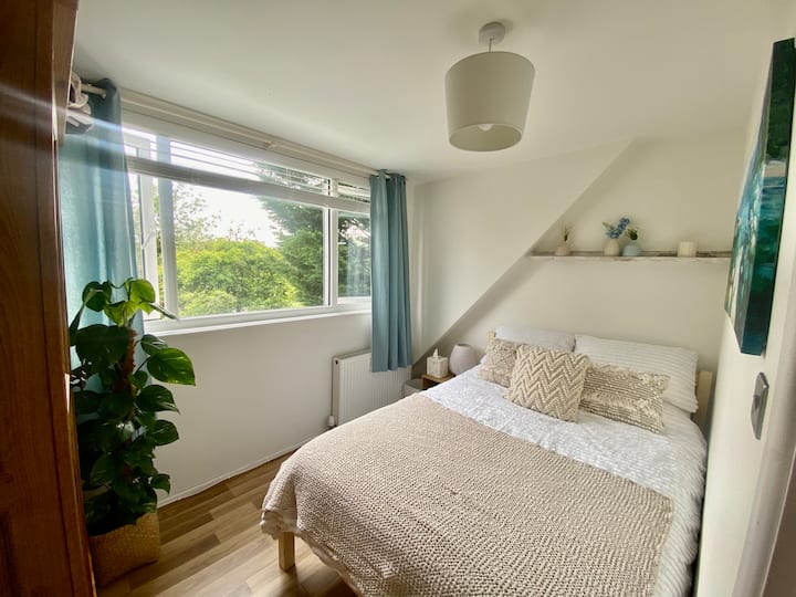 Double Room With Bathroom In Home Away From Home - Cheltenham