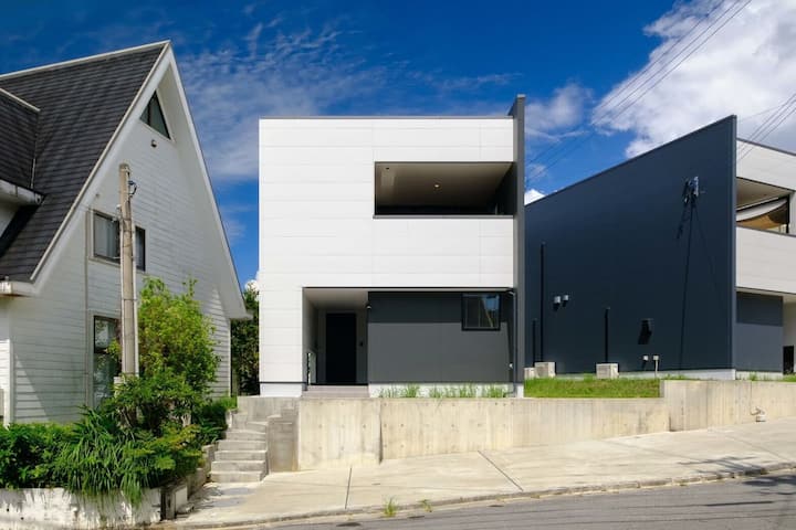 恩納村｜貸切ヴィラ｜癒しのジャグジー｜テラスで笑顔のBbq｜ビーチまで徒歩約10分｜最大8名 - Okinawa