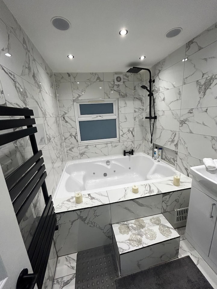 Entire Flat With Jacuzzi & Indoor Sauna&projector - Canary Wharf - London