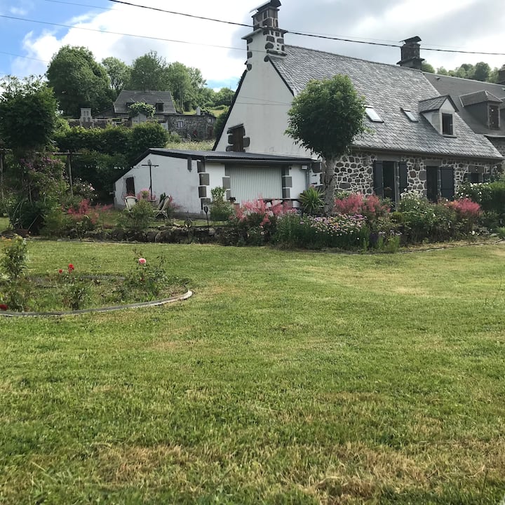 Maison Auvergnate De Caractère , Très Belle Vue . - Salers