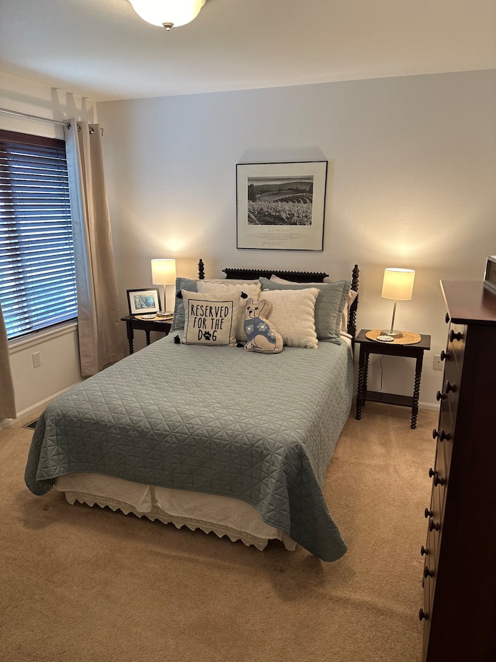 Bedroom In Northwest Redmond - Redmond, OR