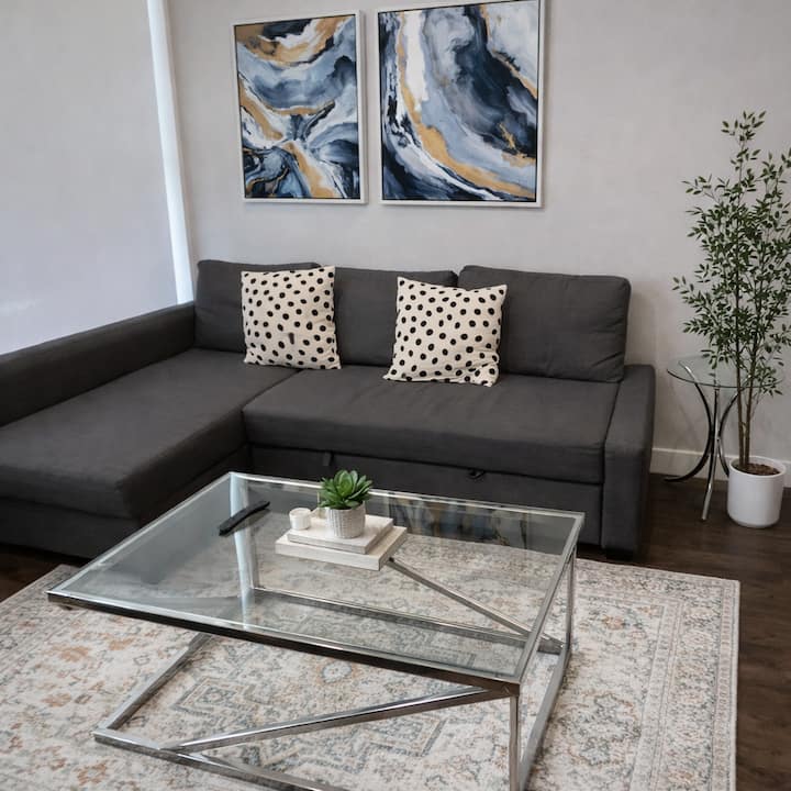 Stylish Apartment With Modern Amenities - The Village Green - Los Angeles