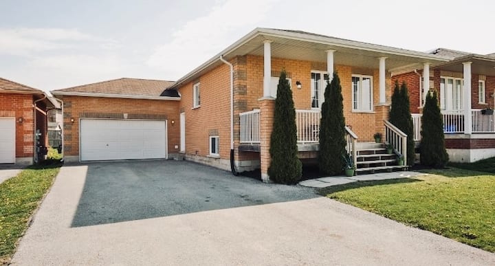 Room In Barrie- Bedroom (B2) - Barrie