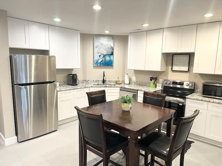 Amazing Grove Location! 1bd 1 Ba! 5 Min To Barnes - St. Louis, MO