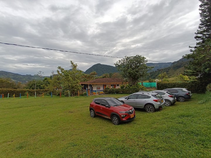 Finca-4 Habitaciones-10 Camas-6 Baños - Jardín
