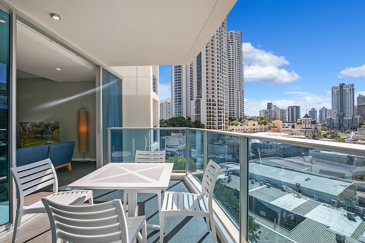 City Meets Coast: Modern Resort Haven By The Beach - Gold Coast