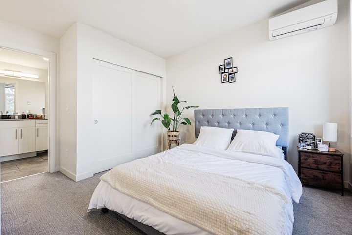 Modern Cozy 1 Bd 1 Bth Townhouse - Seattle, WA