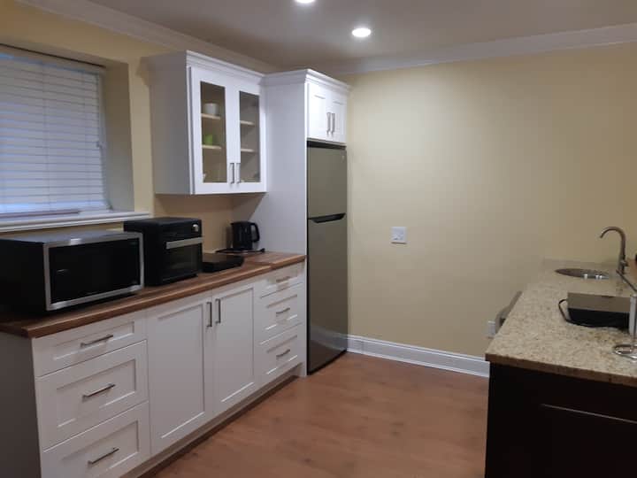 Spacious Cozy Basement Suite Retreat - メイプルリッジ