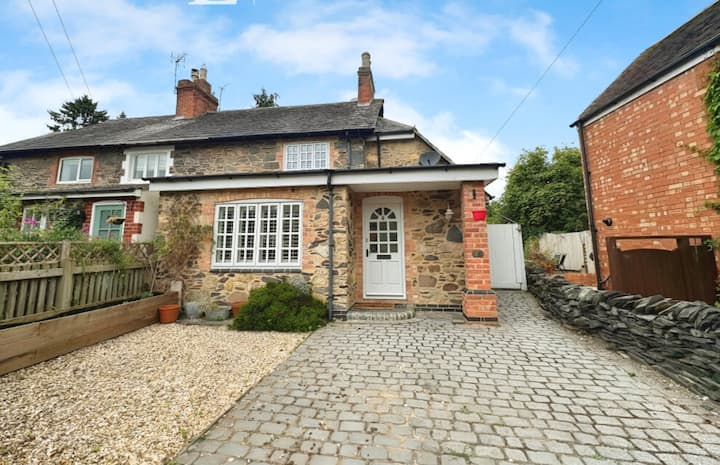 Idyllic Slate And Stone Cottage - Loughborough