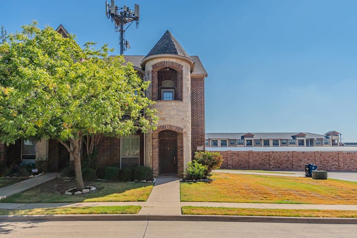 The Castle! By The Lake With Pool! - The Colony, TX