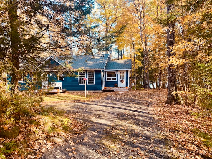 Autumn Lakeside Escape-scenic Colours/cozy Firepit - Ontario