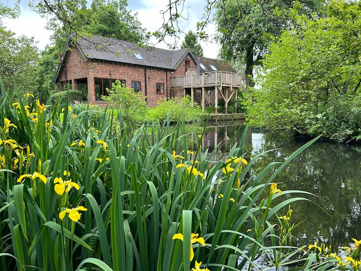 Chained Oak Double En-suite Room - Alton