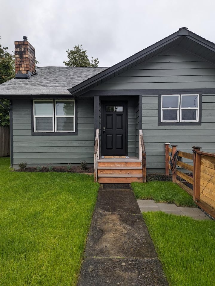 The Cottage On First Street - Lake Stevens, WA