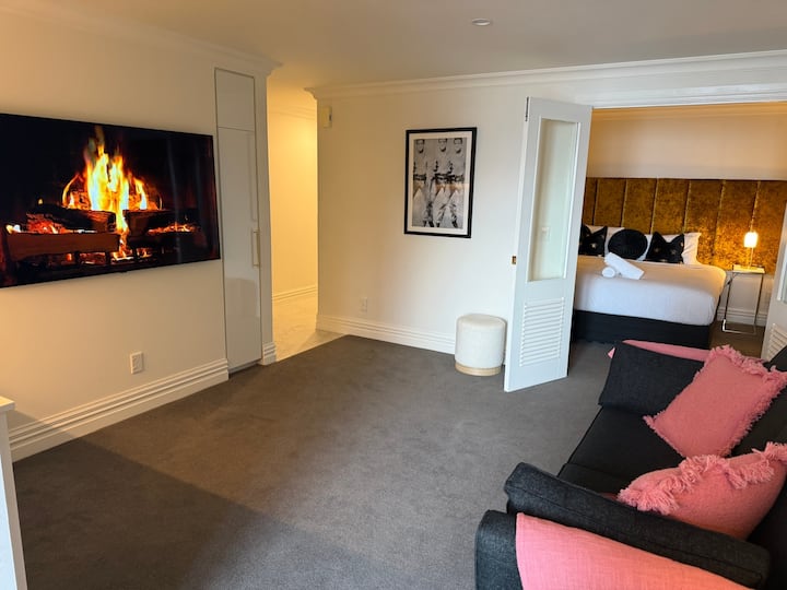 Modern Spacious Town Center Unit With Lake View - Queenstown