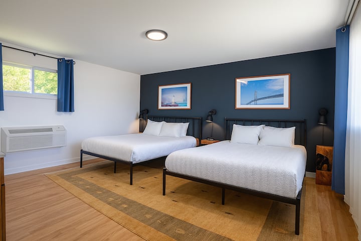 Modern Renovated Queenroom, The Inn At Shady Pines - St. Ignace, MI