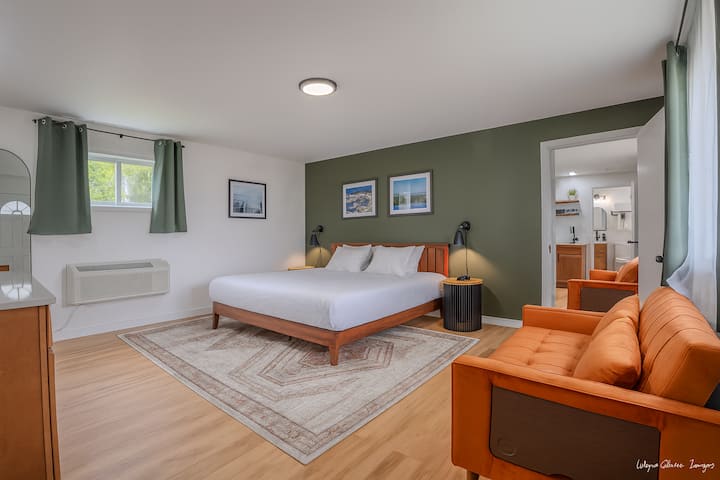 Pet Friendly King Suite At The Inn At Shady Pines - St. Ignace, MI