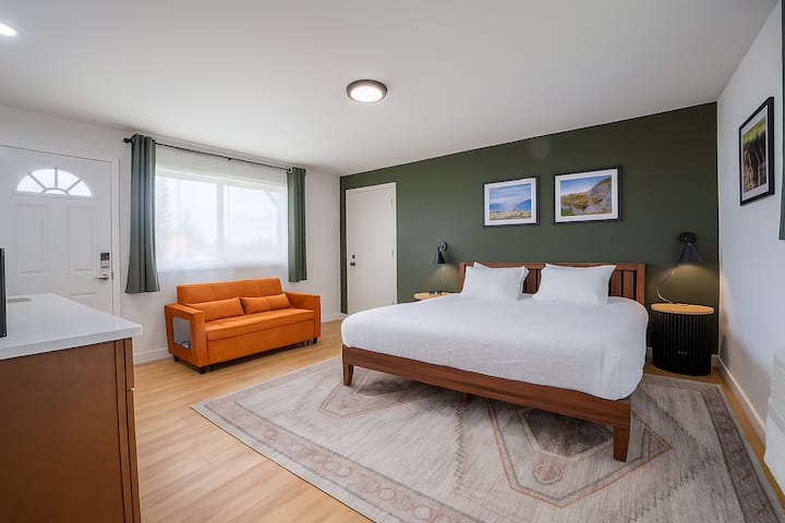 Pet Friendly King Suite At The Inn At Shady Pines - St. Ignace, MI