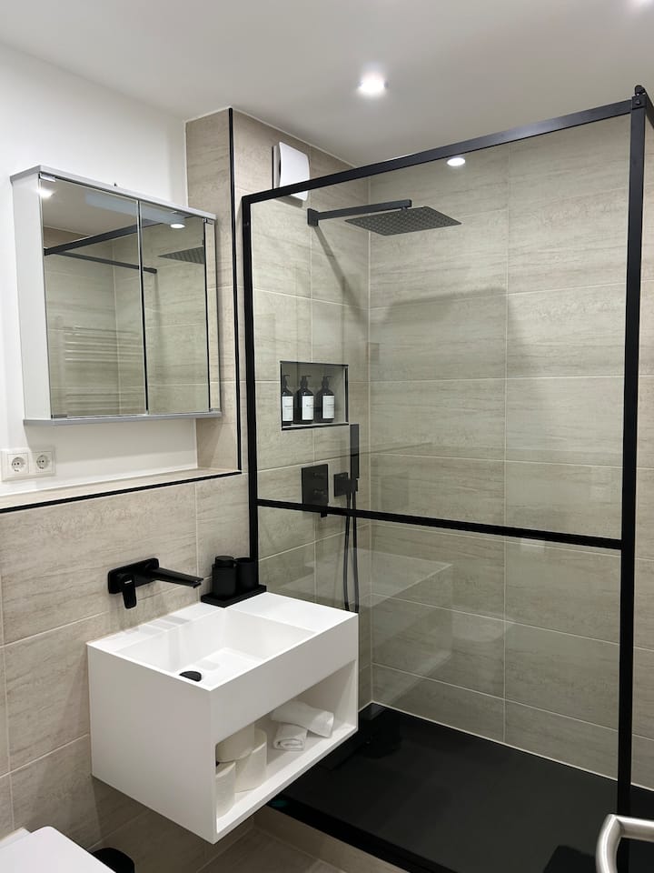 Stilvolle & Moderne Wohnung In Rath, Düsseldorf - Düsseldorf