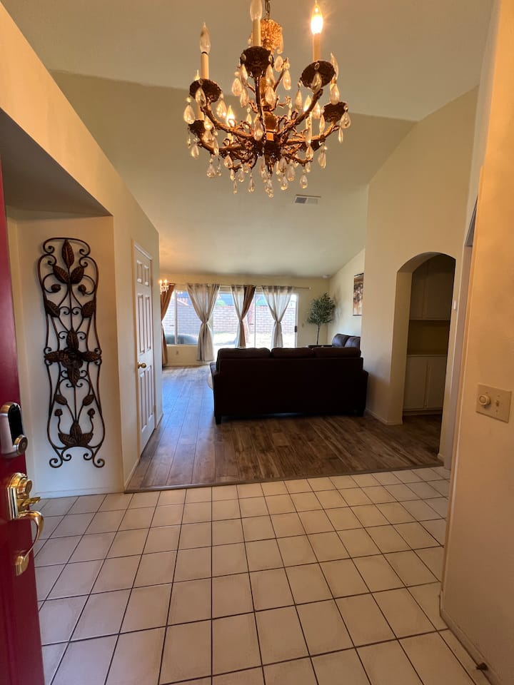 Centrally Located Home
Palmdale - Palmdale, CA