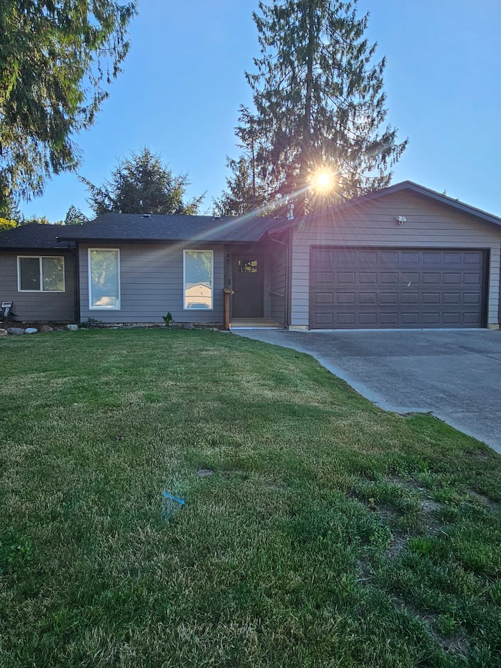 Beautiful Modern Vacation Home - Marysville, WA