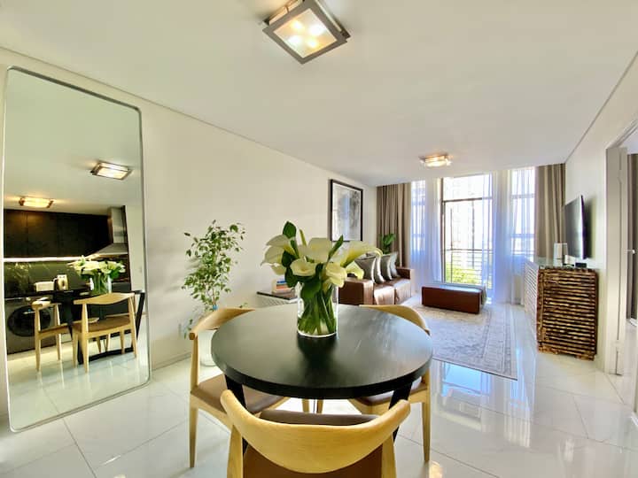 Stylish Apartment In The Center Of The Mother City - Cape Town