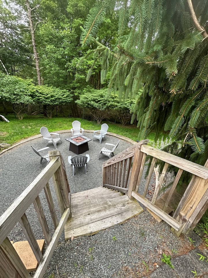 Streamside Haven Lake Retreat With Hot Tub! - Pocono Pines, PA