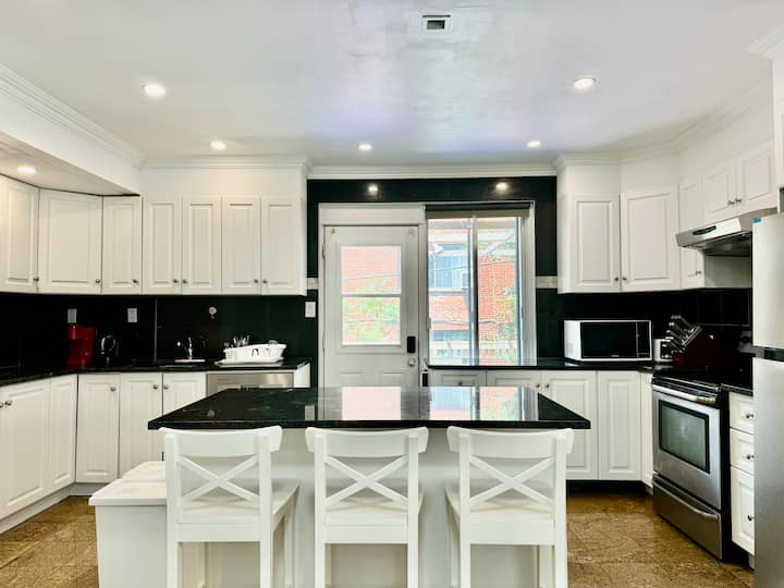 Homey, 4 Brs, 2 Baths, Central Ac, Parking, Patio - Montreal