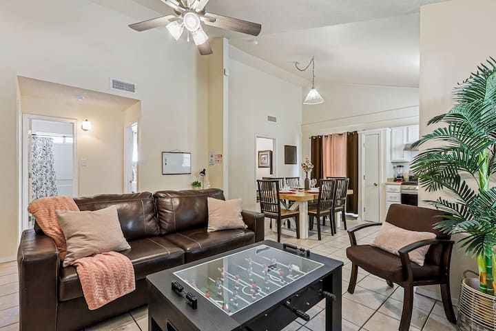Modern Comfort In East El Paso - 4 Br 2 Bath House - El Paso, TX