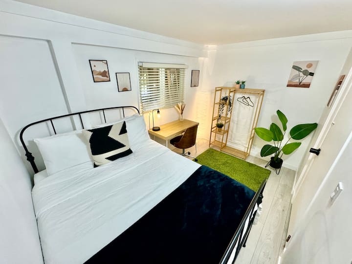 Cozy Room, Steps To Bus Trails, Lynn Valley Centre - North Vancouver