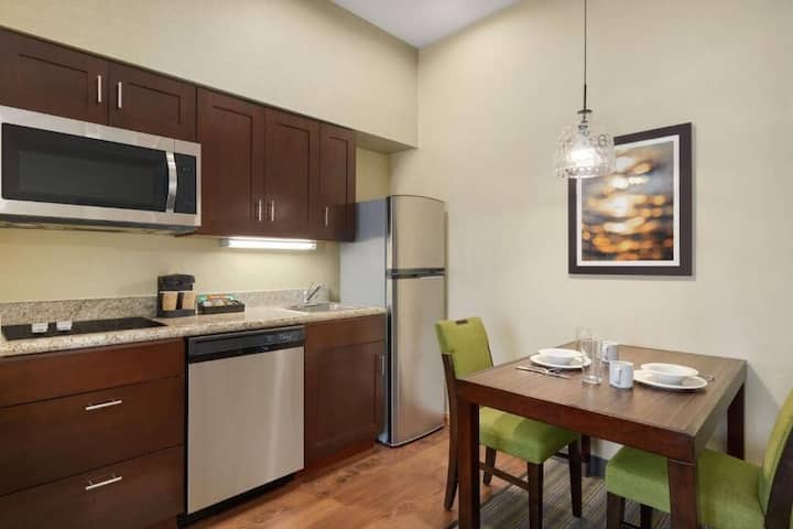 Your Clearwater Getaway! Free Breakfast, Pool! - St. Petersburg, FL