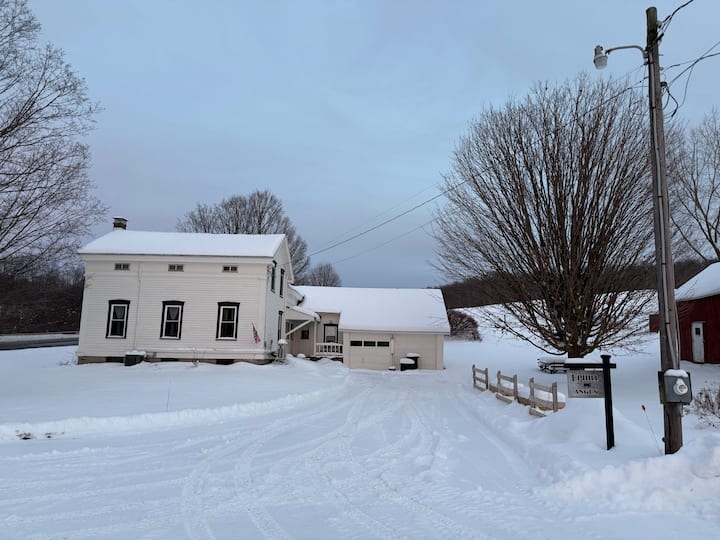 Farmhouse Stay- Large, Open Spaces - Homer, NY