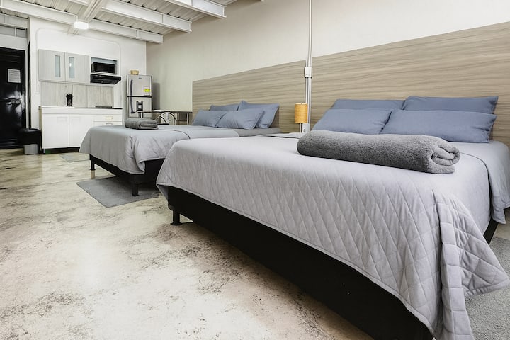 Amplio Loft Moderno En Laureles, Capacidad Para 4 - Medellín