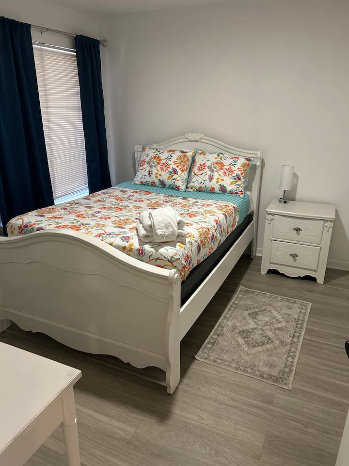 Private Room/bath #1 - Gainesville, FL
