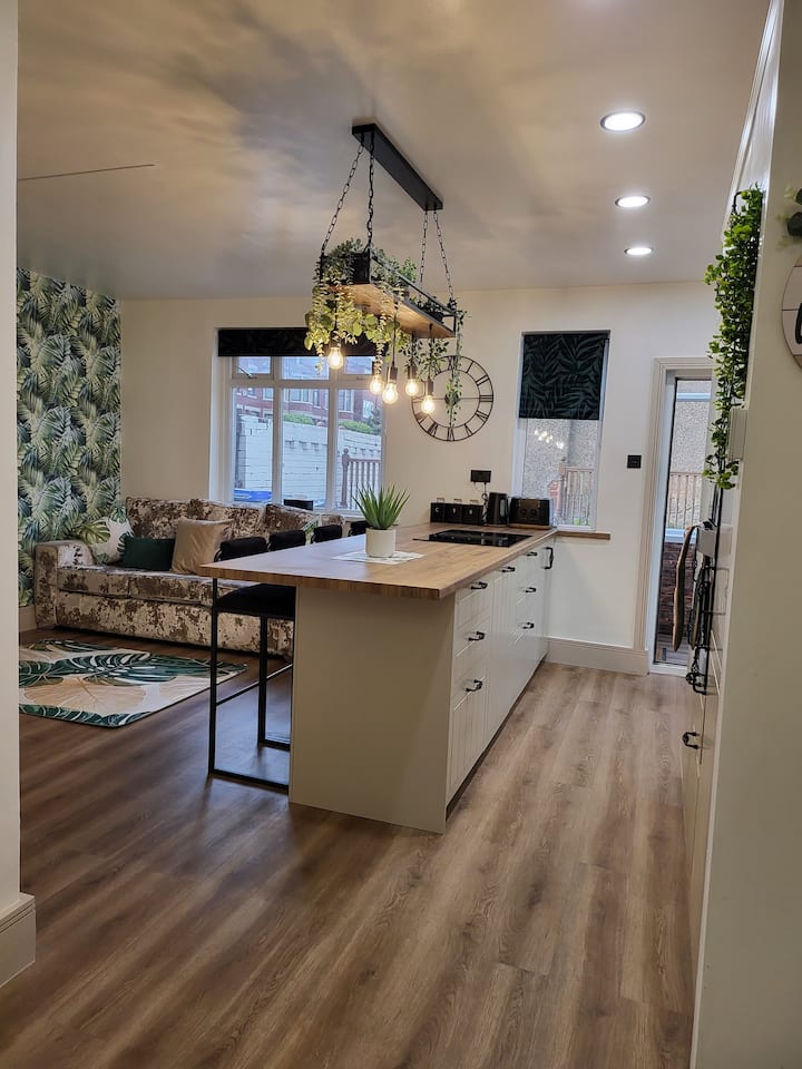Detached Country Style Bungalow - 블랙풀