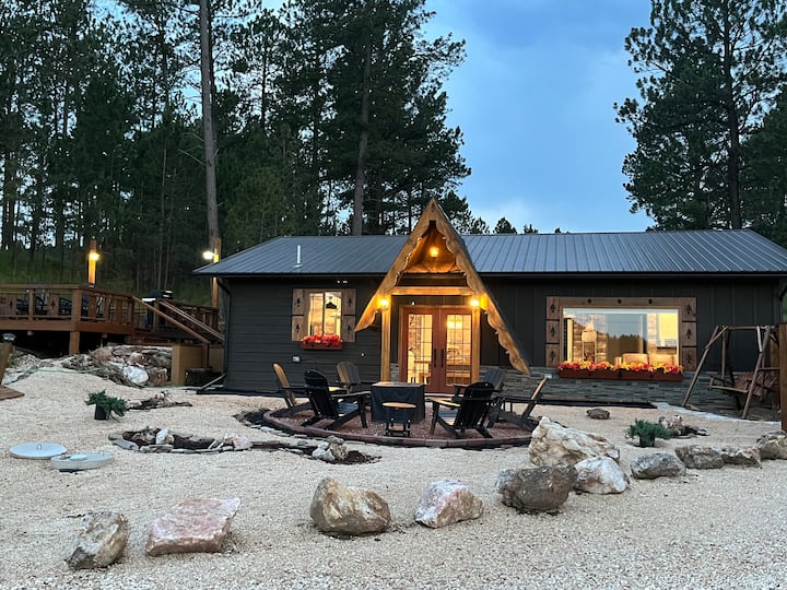 Cedar Chalet - 2 King Beds, Huge Deck - Custer, SD