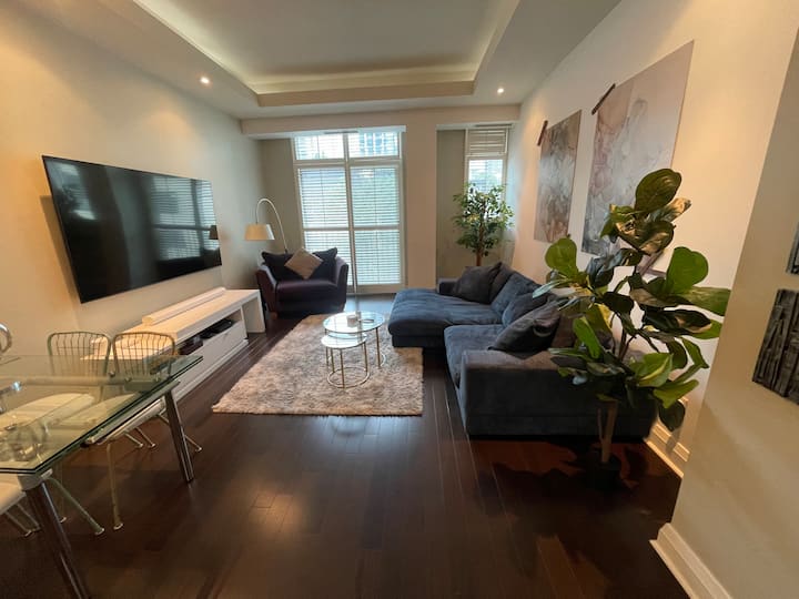Luxury 2 Bedroom Yorkville Condo Best Area + Gym! - Toronto
