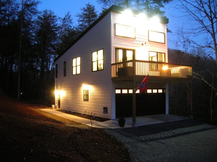 *New* 2 Bdrm+1.5 Baths With Garage! Sleeps 6 - Knoxville, TN