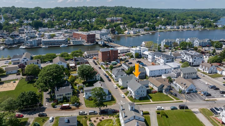 Downtown Mystic Renovated Large 3 Br Retreat - Stonington, CT