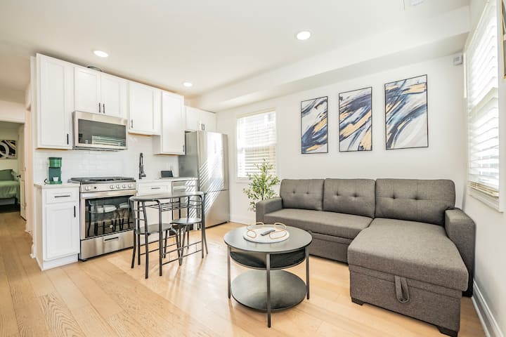 Sunny, Chic, Centrally Located, W/ Parking & Alexa - Largo, MD