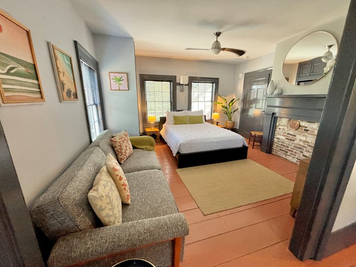 Delightful Downtown Mystic Studio - Mystic, CT