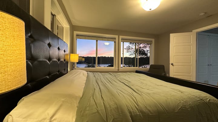 Modern House W/ Garage/office/yard/ Lake View - ベルビュー, WA