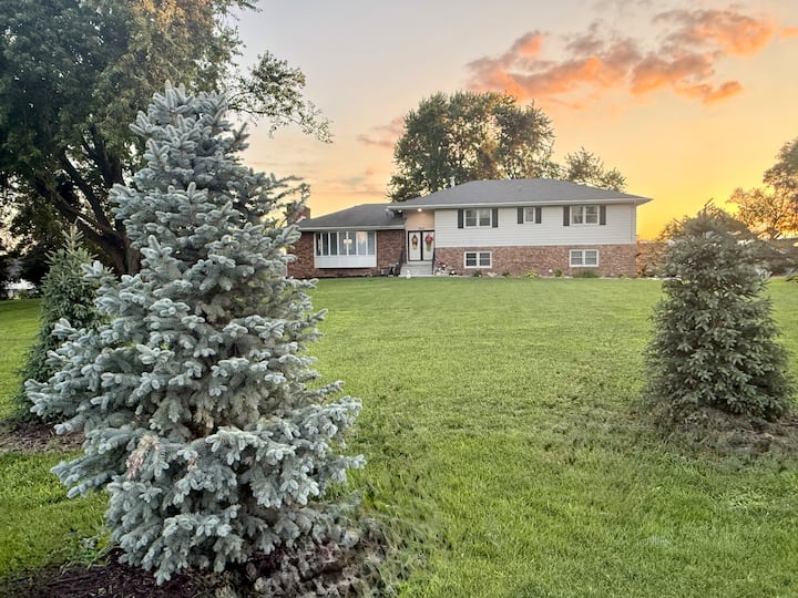 Large Updated Modern West Omaha - Omaha, NE