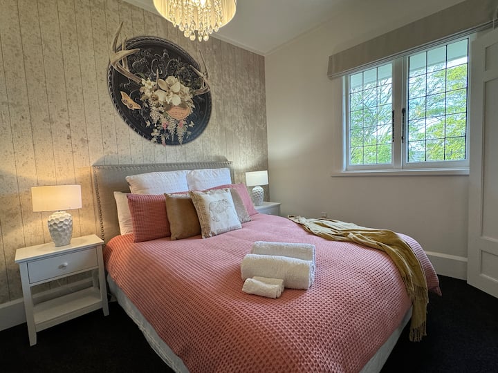 Room 1 | The Manor On North Street - 