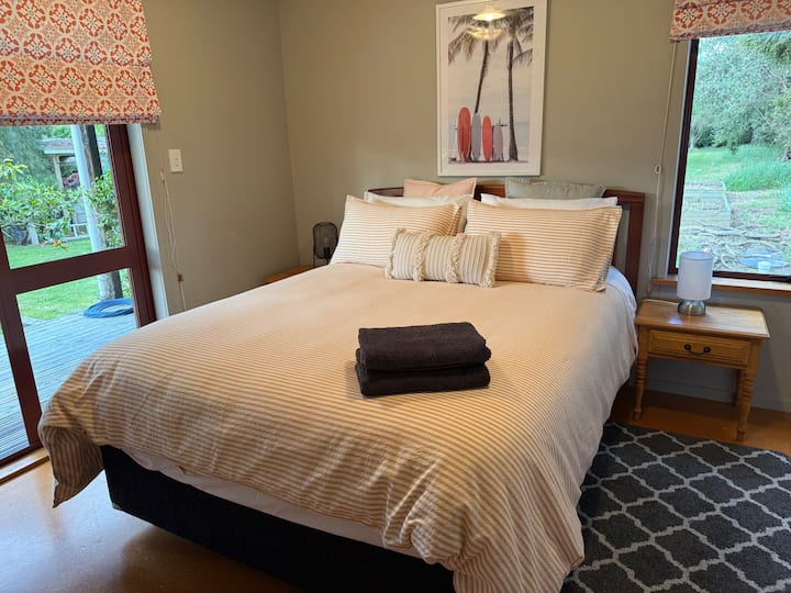 Country Cutie-pie, Close To Town - Clive