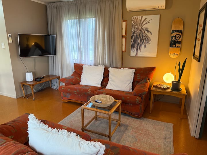 Country Cutie-pie, Close To Town - Clive