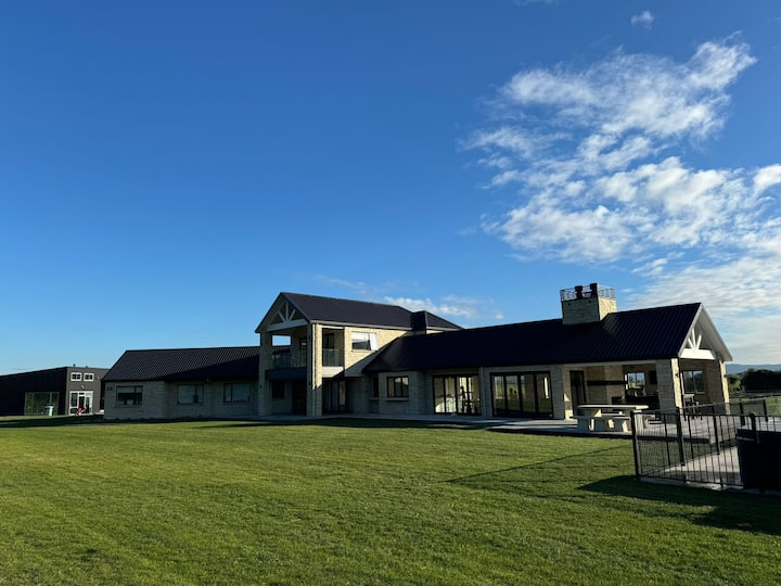 Luxurious 5-bedroom Retreat With Pool, Spa, & Gym - Huntly