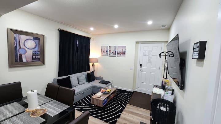 Charming Oasis Tranquil Suite 8 Min
Airport, Ac - Calgary