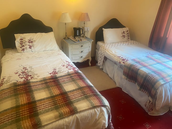 Quiet Twin Room En-suite With Breakfast - Cashel